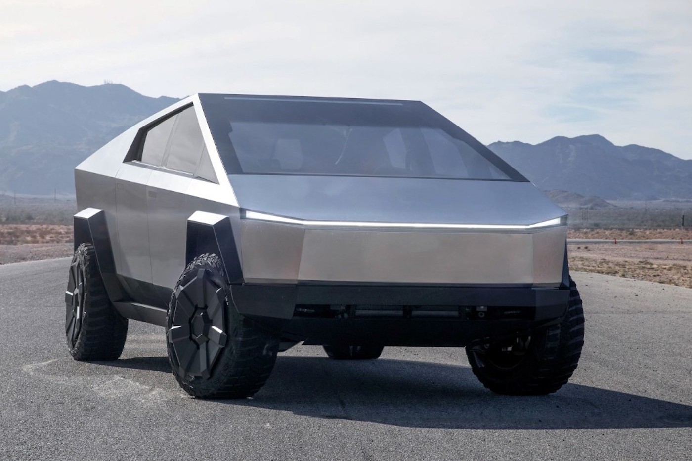 Tesla dévoile son premier modèle de pick-up et son design ne plaît pas ...