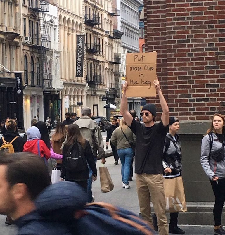 Cet américain cartonne sur Instagram avec ses pancartes qui protestent ...