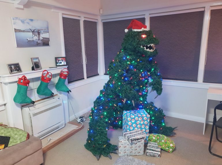 Pour amuser son neveu, il construit un sapin de Noël Godzilla qui ...