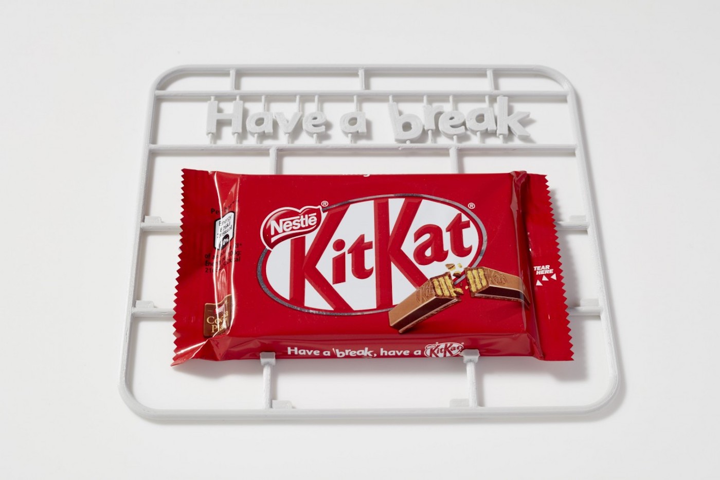 Kit Kat insère une friandise dans des maquettes pour faire un break ...