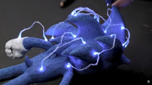 Grâce à un stylo 3D, il construit une statue de Sonic et filme son ...