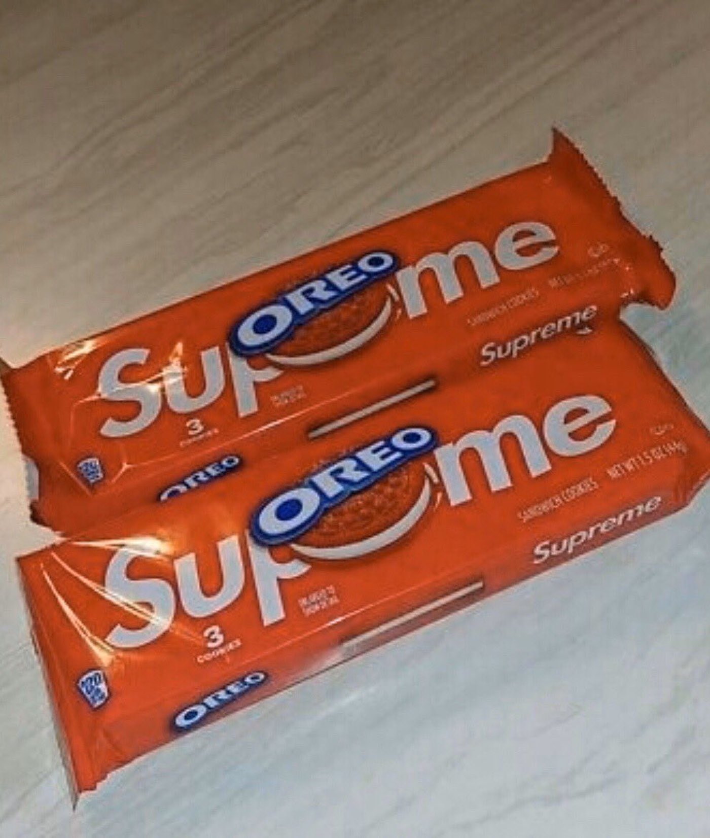 La marque de vêtements Supreme collabore avec Oreo pour dévoiler un ...
