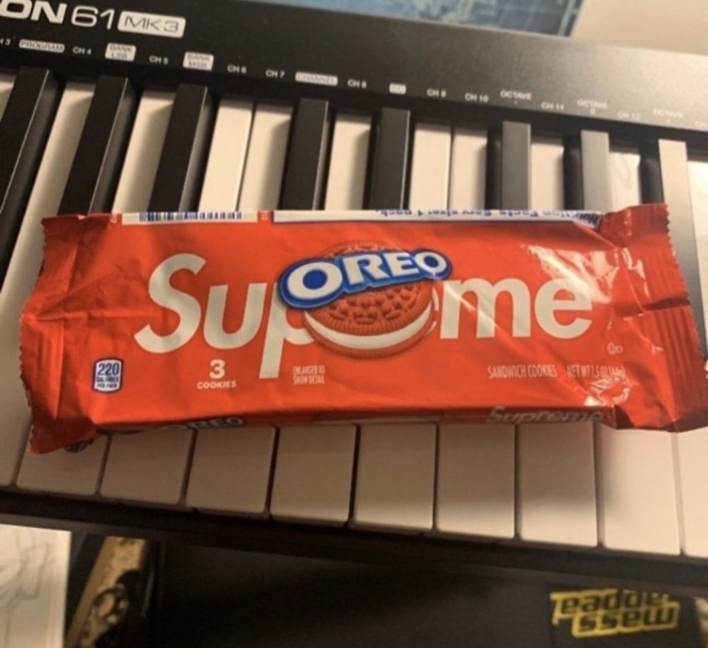 La marque de vêtements Supreme collabore avec Oreo pour dévoiler un ...