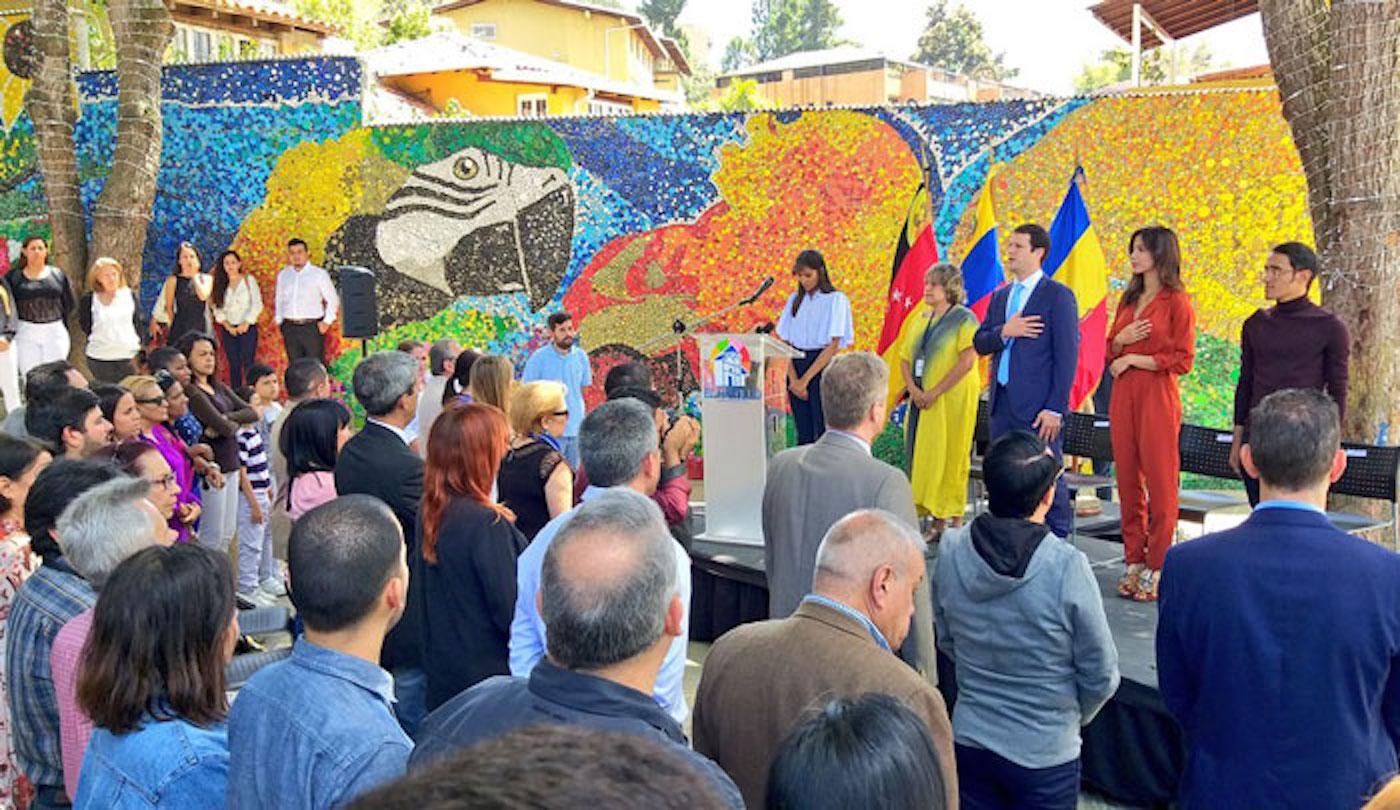 Cet artiste recycle 200 000 bouchons de bouteilles pour créer une ...