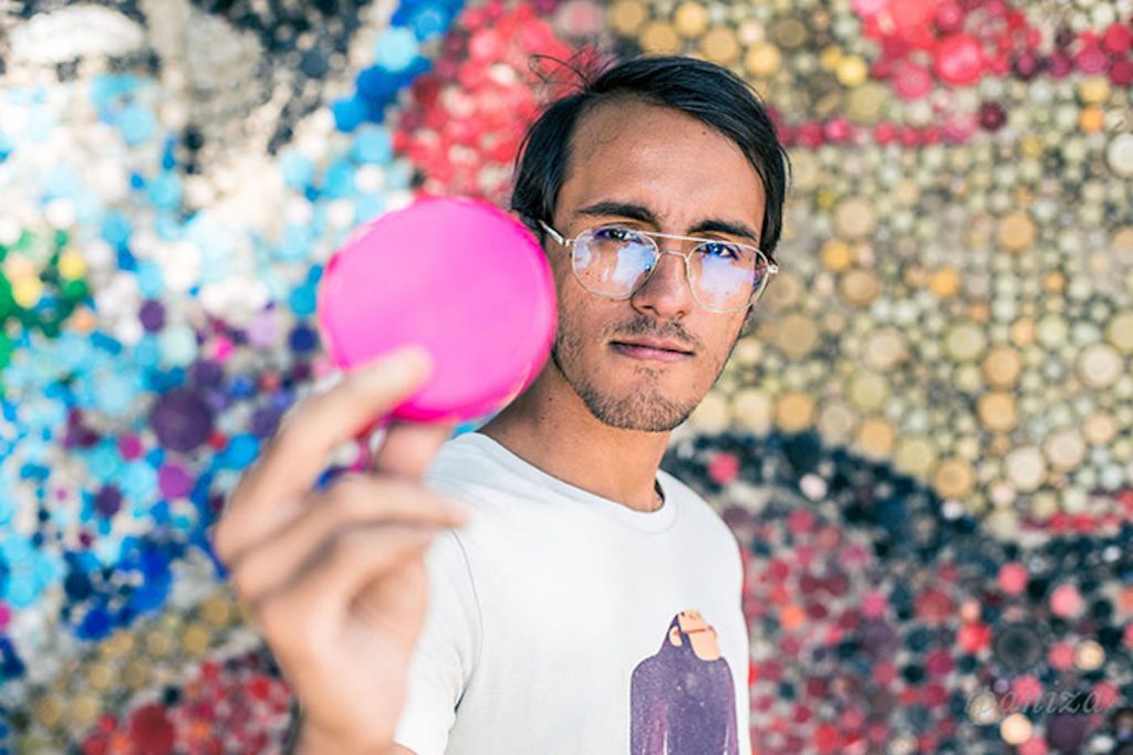 Cet artiste recycle 200 000 bouchons de bouteilles pour créer une ...