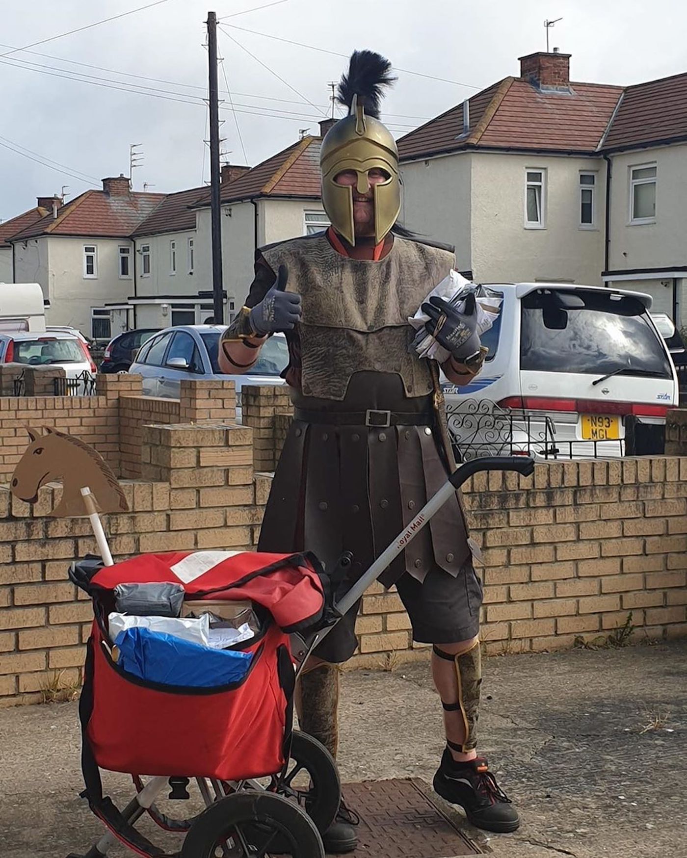 Ce facteur se déguise différemment chaque jour pour amuser les gens ...