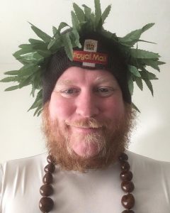 Ce facteur se déguise différemment chaque jour pour amuser les gens ...