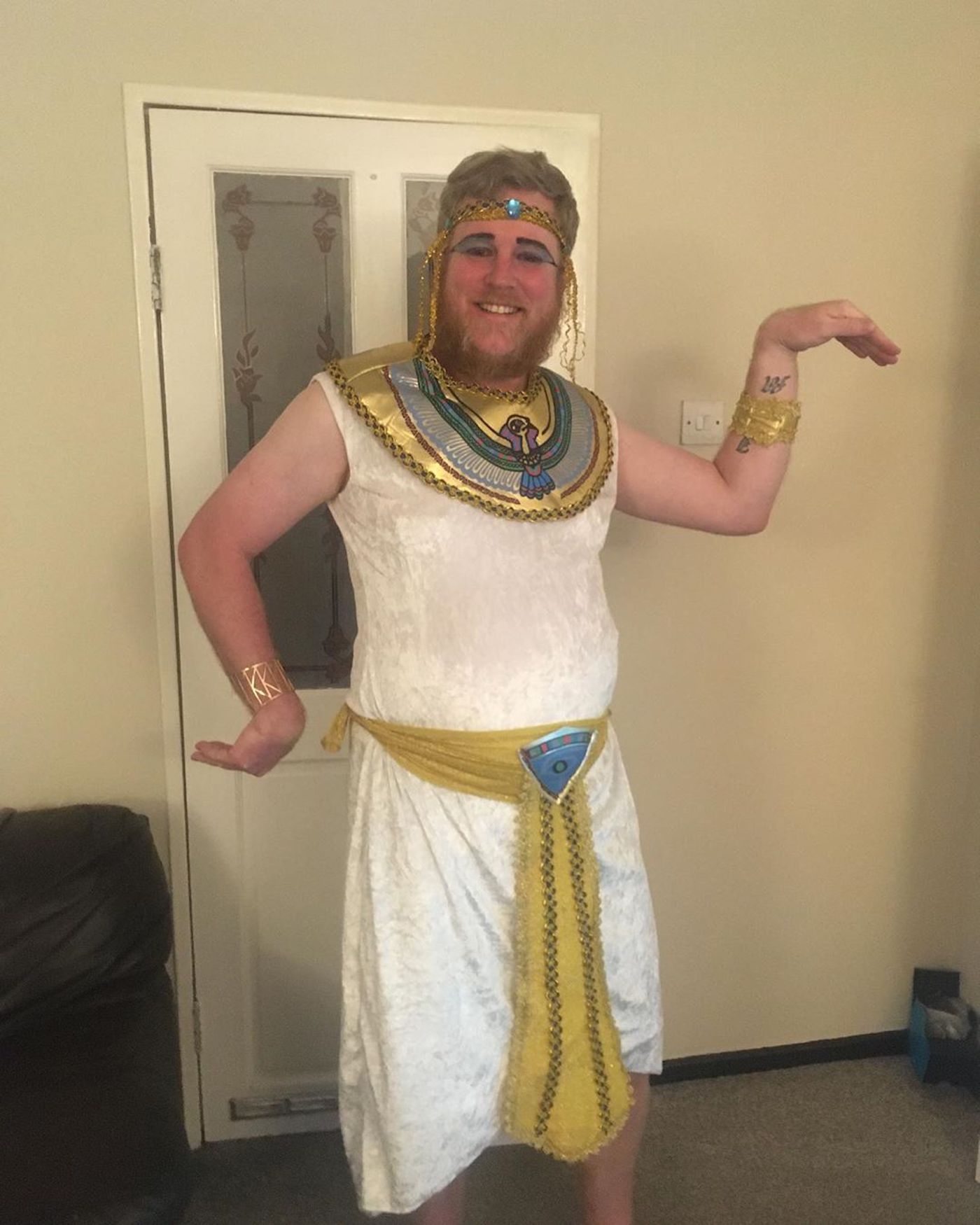 Ce facteur se déguise différemment chaque jour pour amuser les gens ...