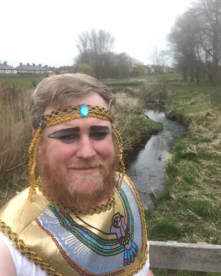 Ce facteur se déguise différemment chaque jour pour amuser les gens ...