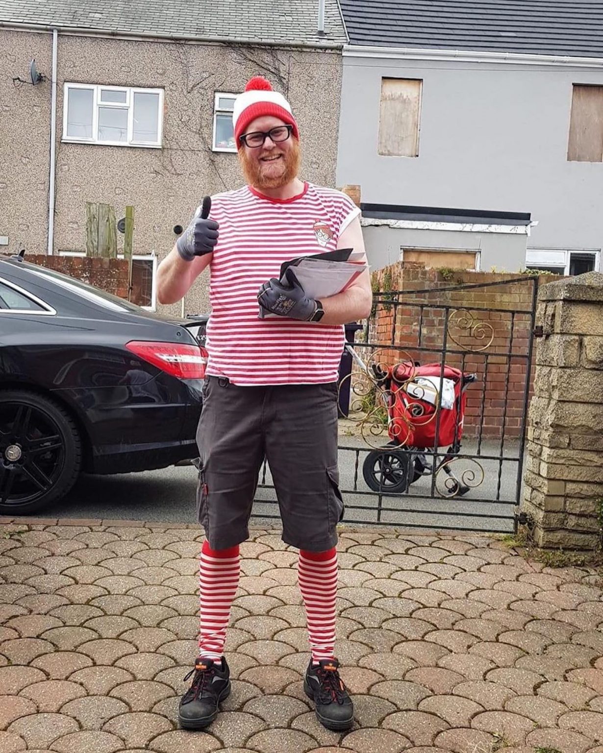 Ce facteur se déguise différemment chaque jour pour amuser les gens ...