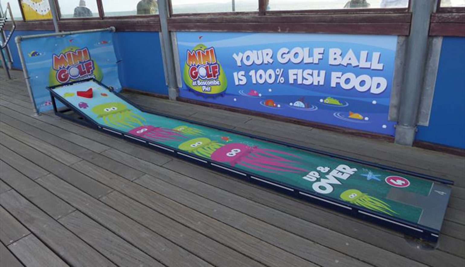 Dans ce mini-golf, les balles tombent dans la mer... pour nourrir les ...