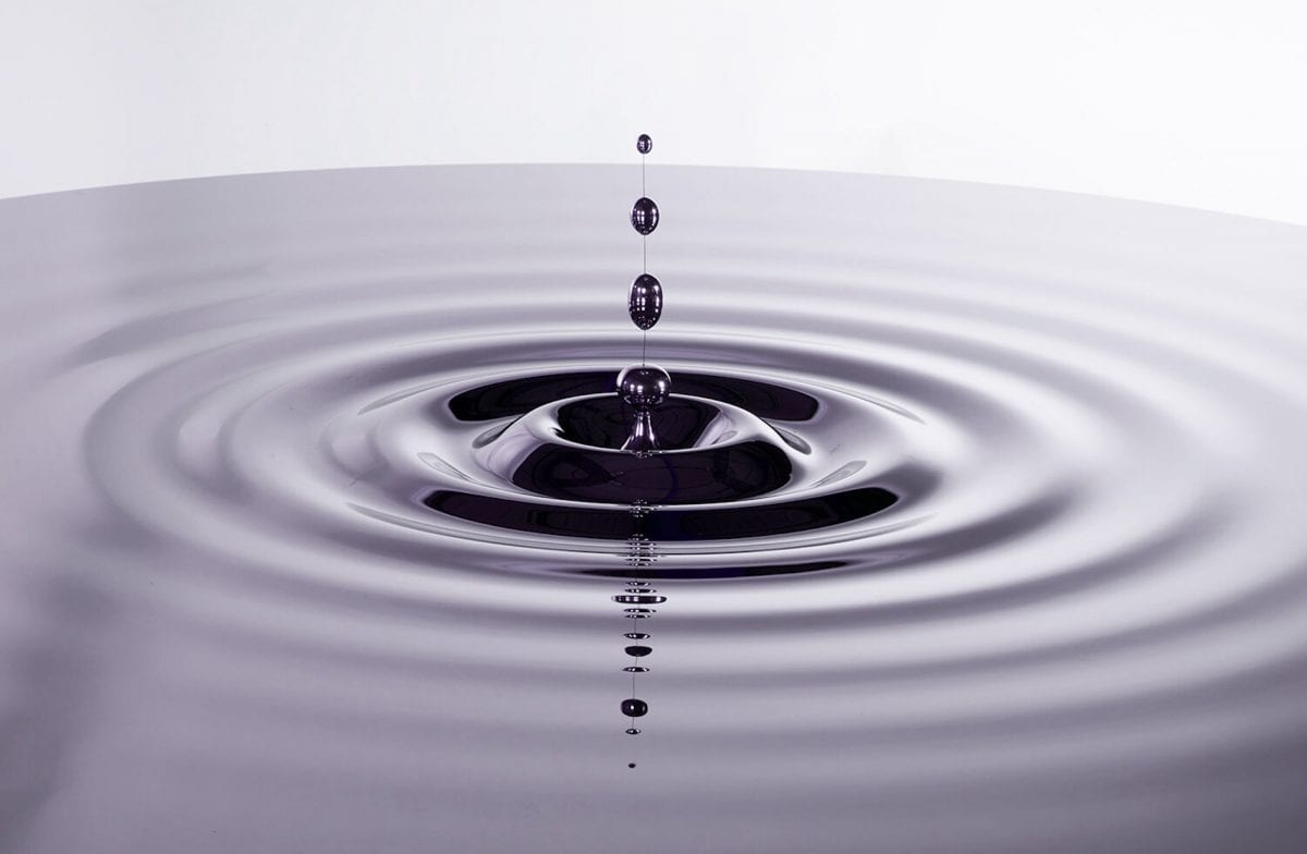 Cette table design reproduit de manière ultra réaliste l'ondulation de ...