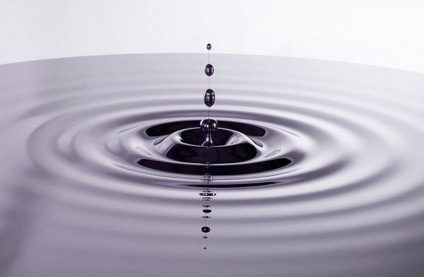 Cette table design reproduit de manière ultra réaliste l'ondulation de ...