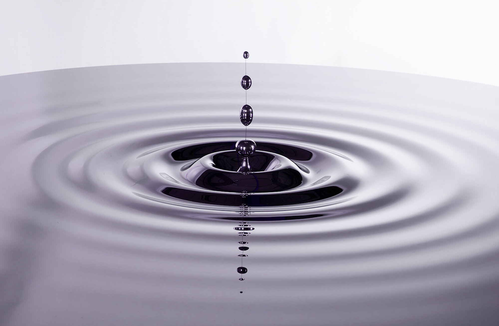 Cette table design reproduit de manière ultra réaliste l'ondulation de ...