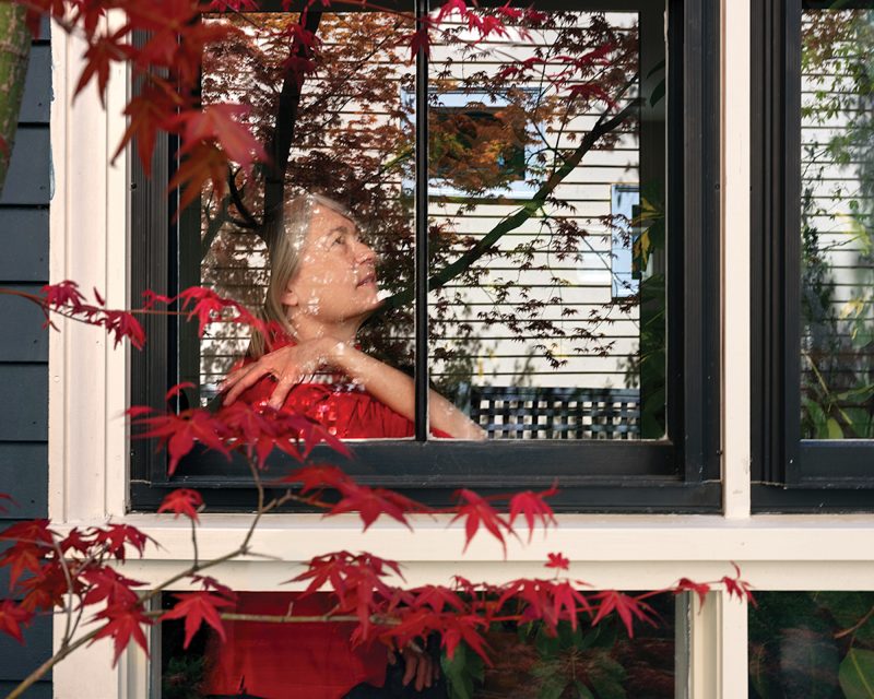 "À travers les fenêtres" : cette photographe adapte ses portraits à la ...