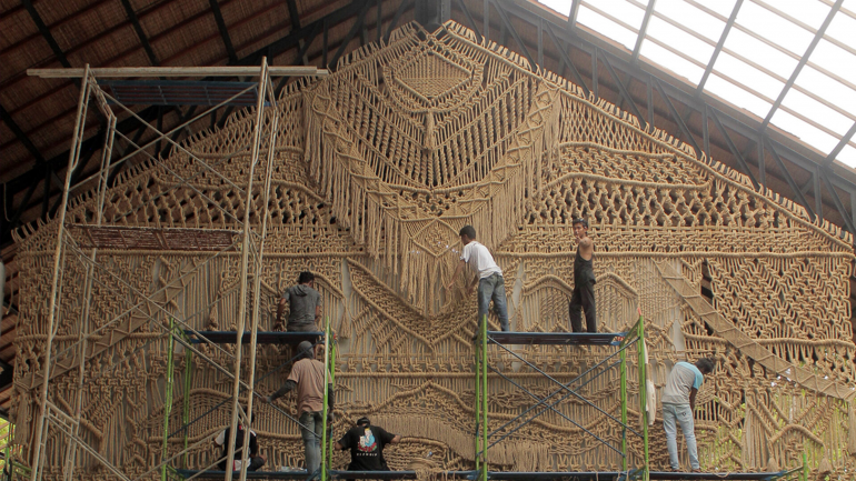 Bali : les macramés géants (10 mètres de large) de l'artiste Agnes ...