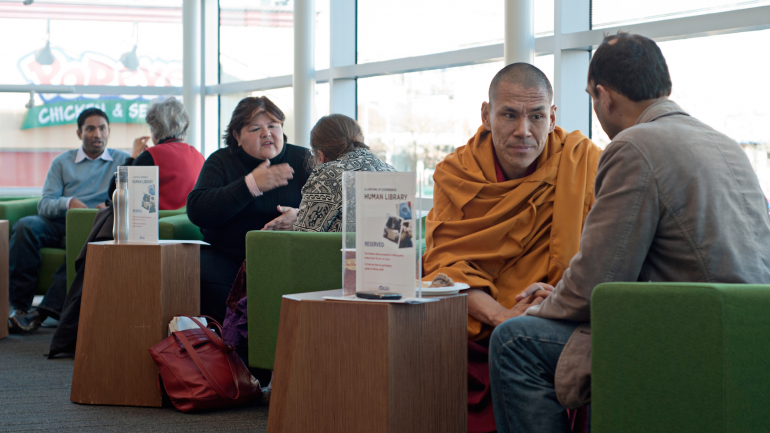 The Human Library : une "bibliothèque humaine" pour s'enrichir des ...
