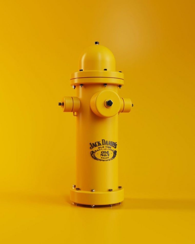 Marius Longo détourne les marques célèbres en objets inattendus