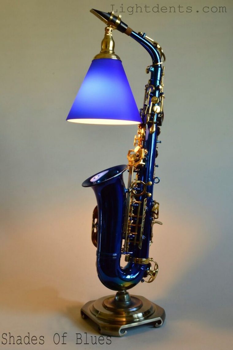 Cet artisan recycle des vieux instruments de musique en lampes créatives