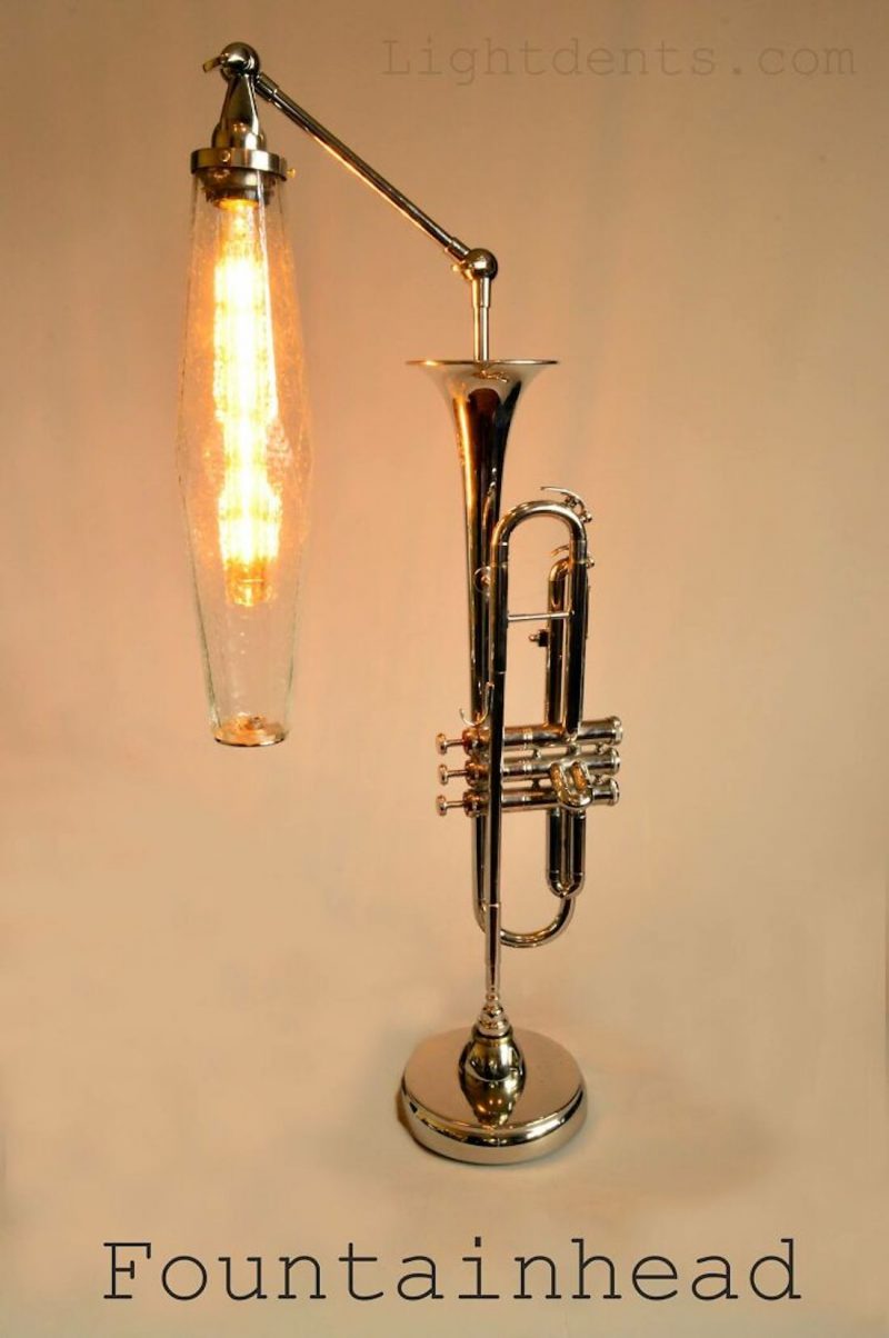 Cet artisan recycle des vieux instruments de musique en lampes créatives
