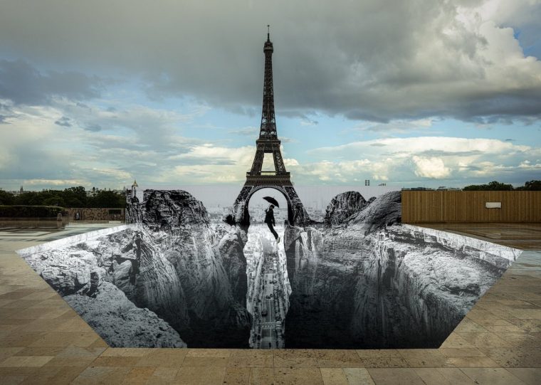 L'artiste JR joue avec la Tour Eiffel dans une anamorphose vertigineuse ...