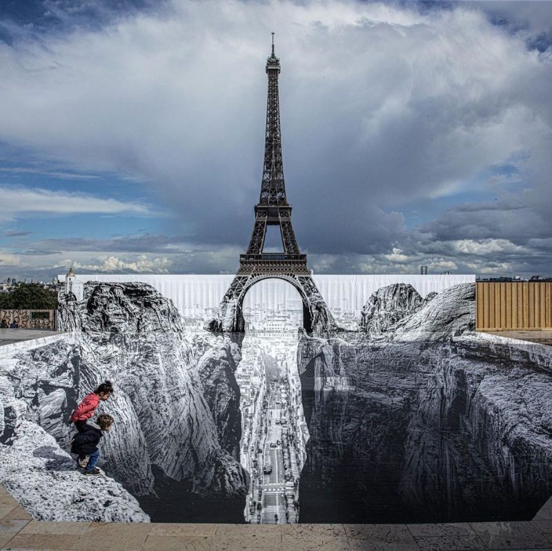 L'artiste JR joue avec la Tour Eiffel dans une anamorphose vertigineuse ...