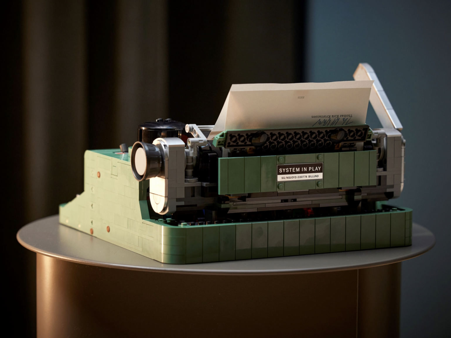 LEGO dévoile une machine à écrire qui s'anime de plus de 2000 briques ...