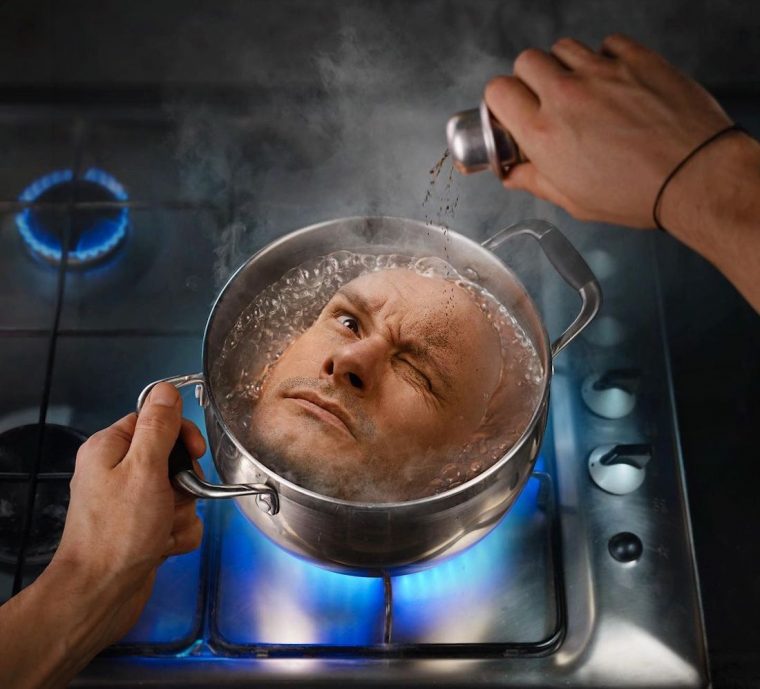 L'artiste Stas Novikov se met en scène dans des montages brillants et ...