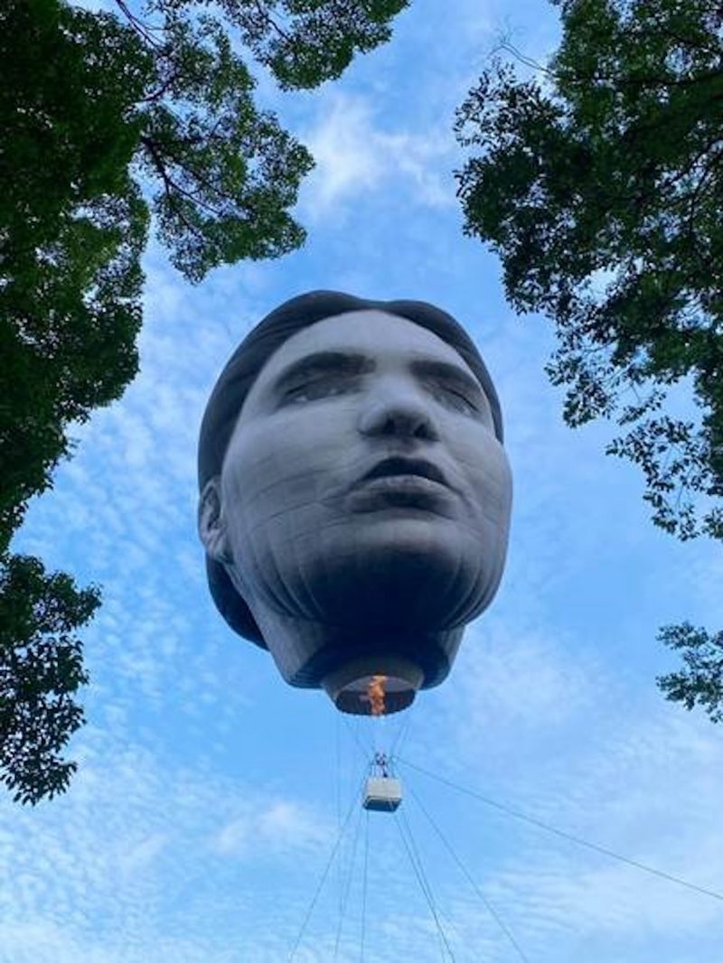 Tokyo : une tête géante flotte dans les airs semblant surveiller la ...