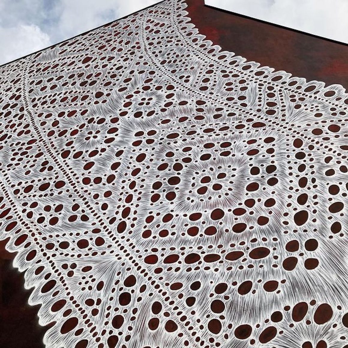 La street artiste NeSpoon décore les bâtiments avec de sublimes dentelles
