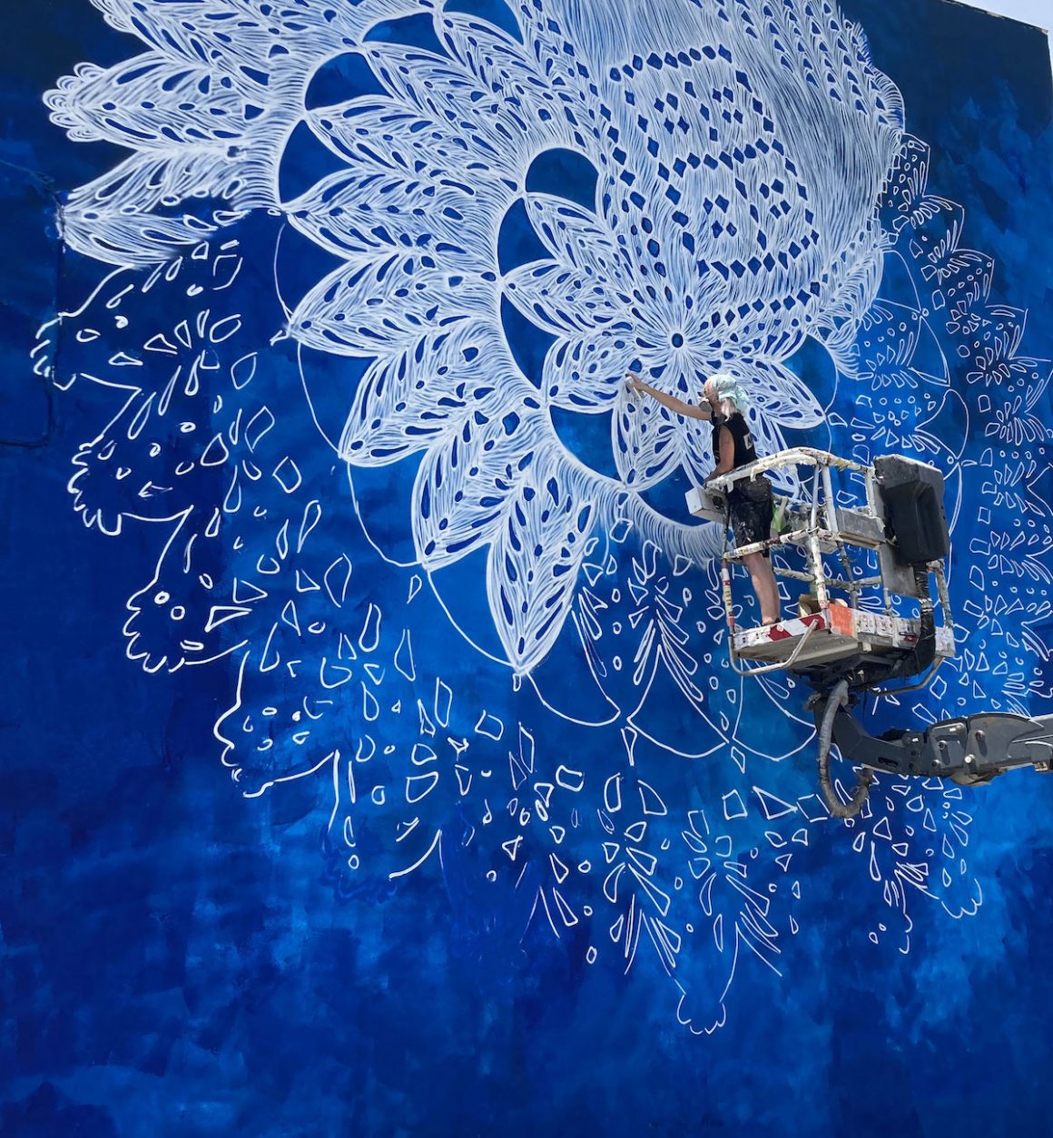 La street artiste NeSpoon décore les bâtiments avec de sublimes dentelles