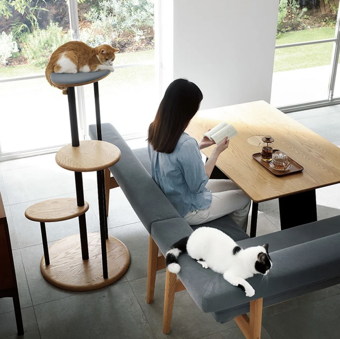 Cette table originale offre une place assise de choix pour votre chat