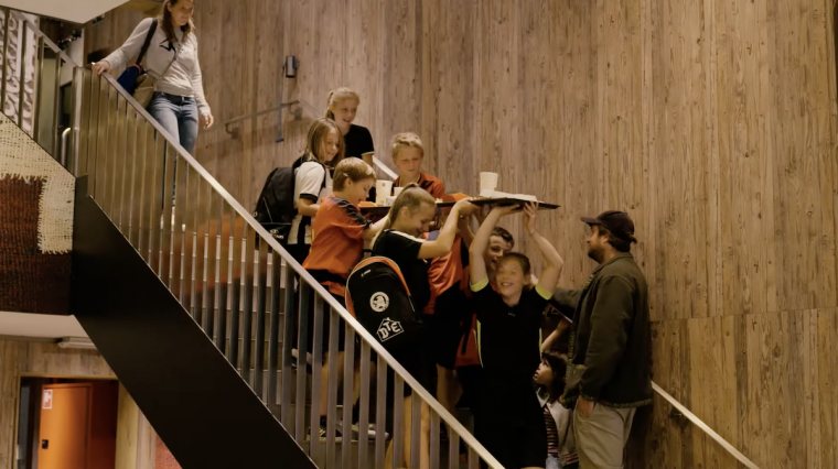 McDonald's crée le plus long plateau repas du monde pour manger à ...