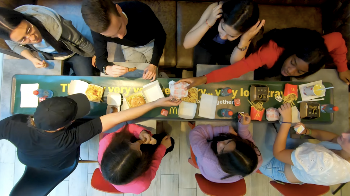 McDonald's crée le plus long plateau repas du monde pour manger à ...
