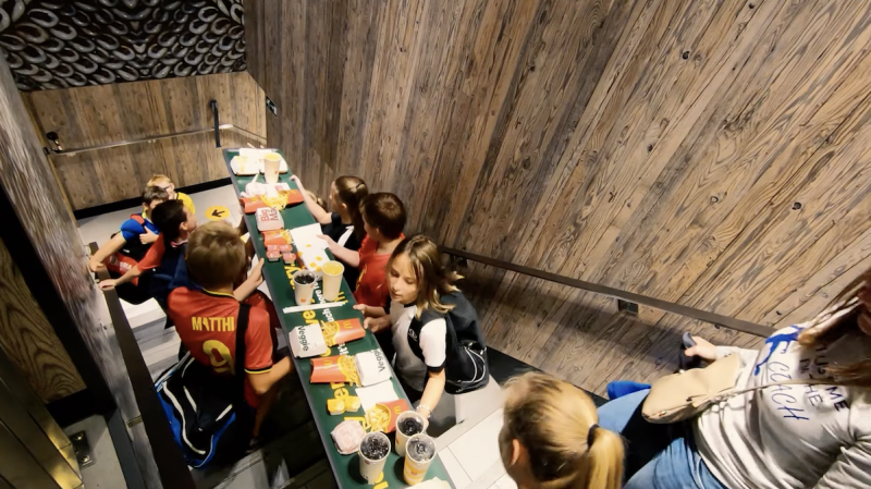 McDonald's crée le plus long plateau repas du monde pour manger à ...