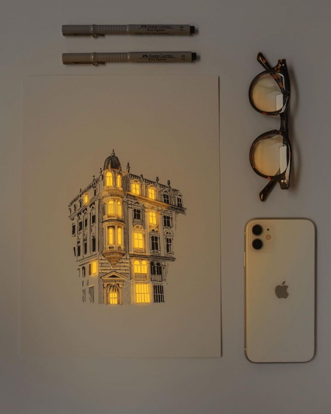 L'artiste Nikita Busyak éclaire les bâtiments dans des dessins lumineux