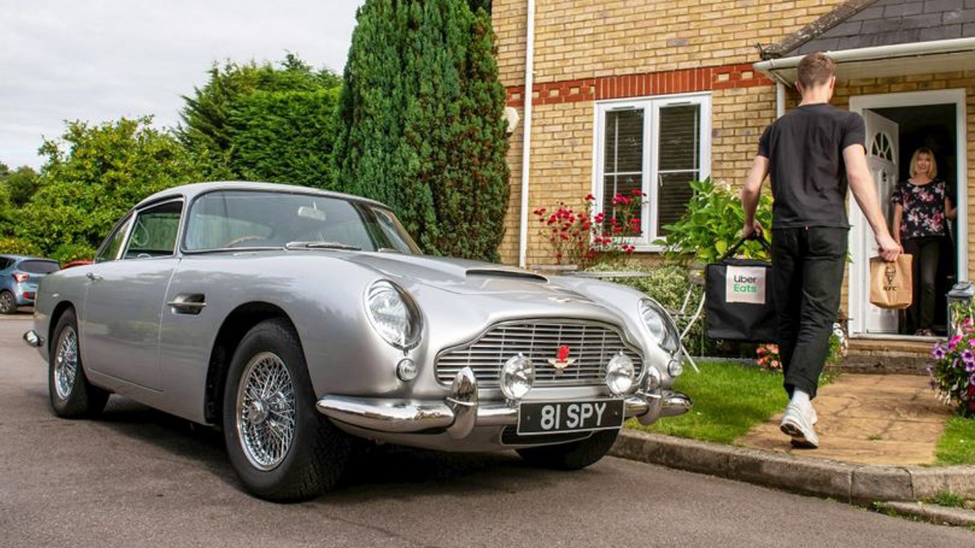 Uber Eats livre des clients en voiture de James Bond, Batman ou SOS ...