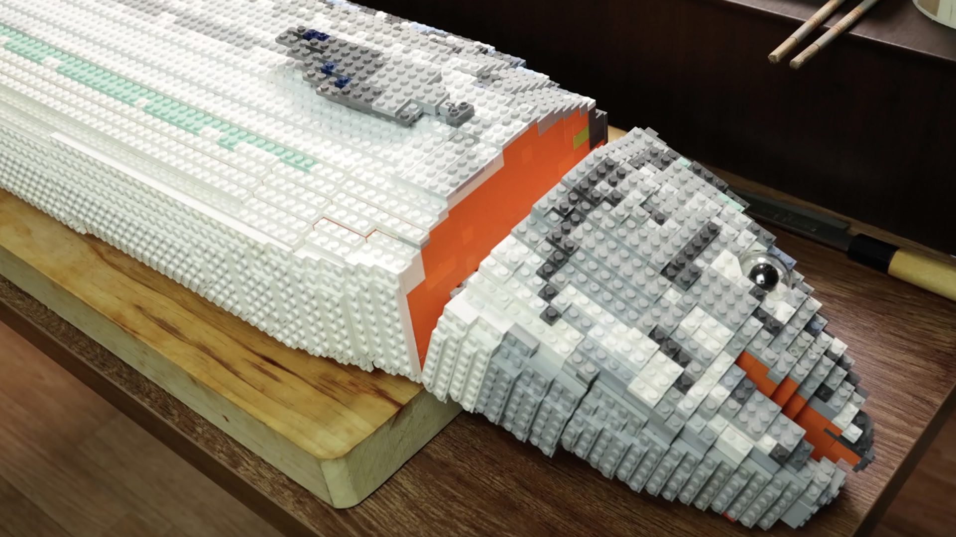Il découpe et cuisine un saumon en LEGO dans un stop motion fascinant ...
