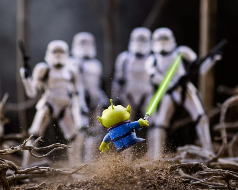 Mitchel Wu photographie ses figurines dans des mises en scène créatives ...