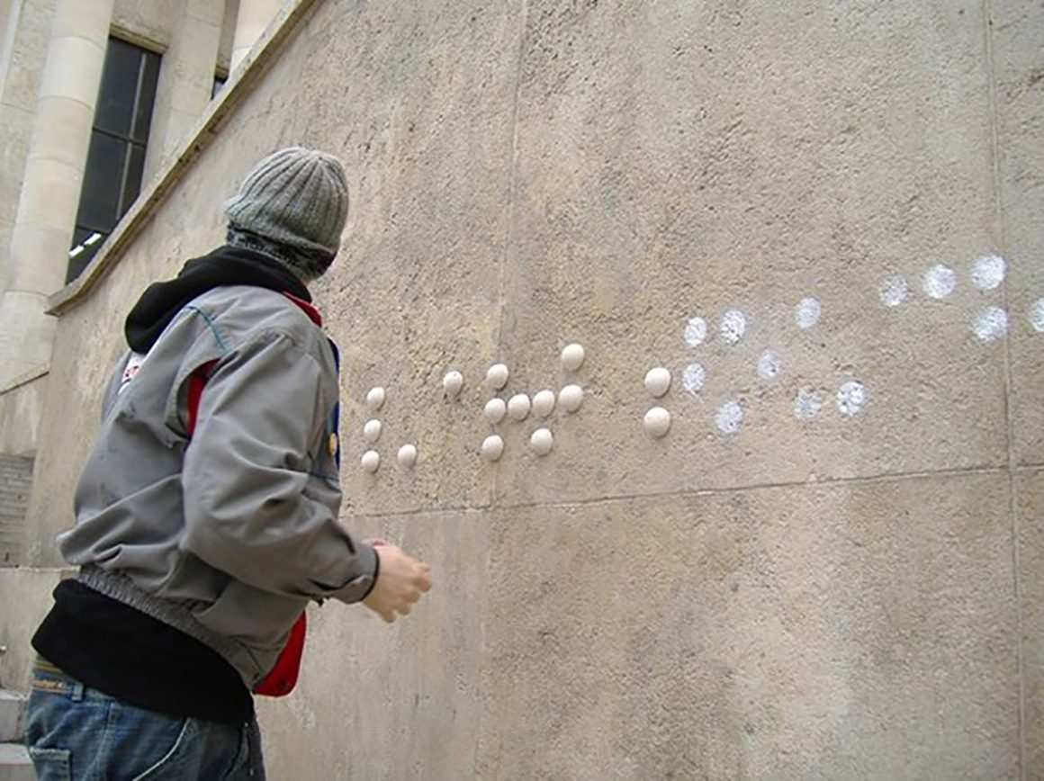 L’artiste The Blind réalise des graffitis en braille pour valoriser l’inclusion