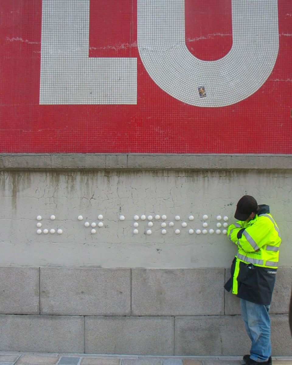 L’artiste The Blind réalise des graffitis en braille pour valoriser l ...