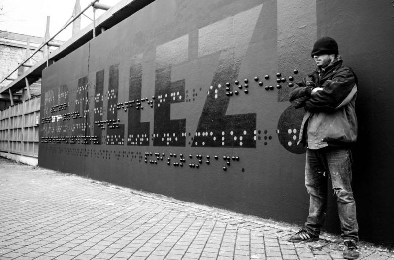 L’artiste The Blind réalise des graffitis en braille pour valoriser l’inclusion - Creapills