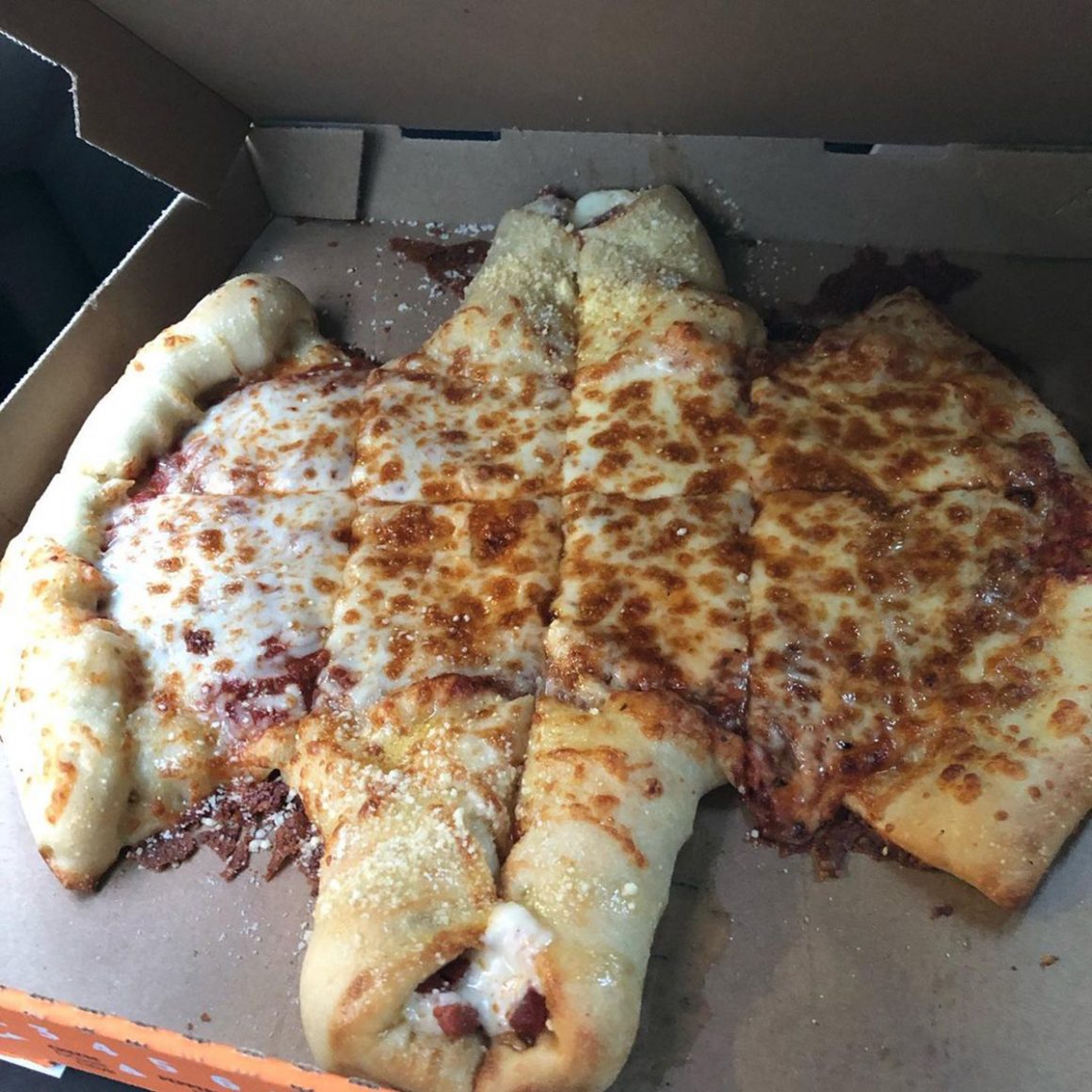 Ce restaurant dévoile une pizza Batman pour la sortie du nouveau film