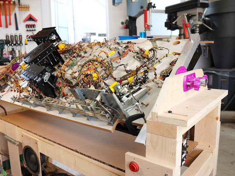 Il fabrique une table basse qui intègre un flipper 100% fonctionnel des ...