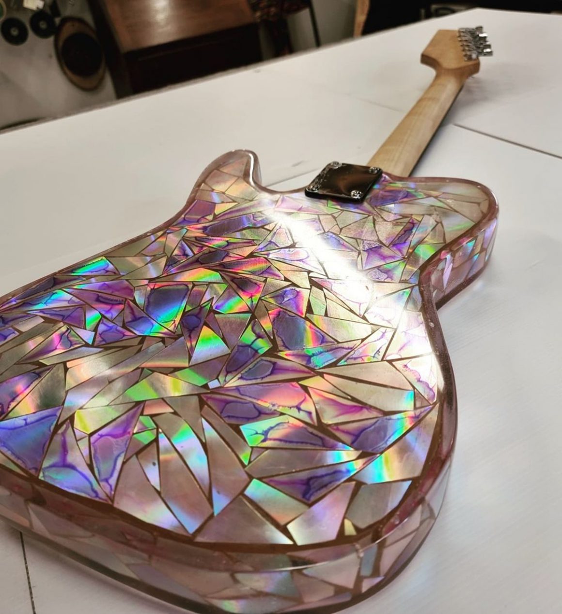 Il customise une guitare électrique en recyclant plus de 1000 CD ...