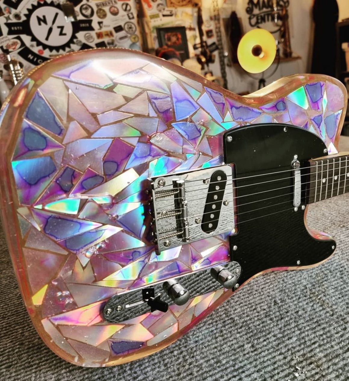 Il customise une guitare électrique en recyclant plus de 1000 CD ...