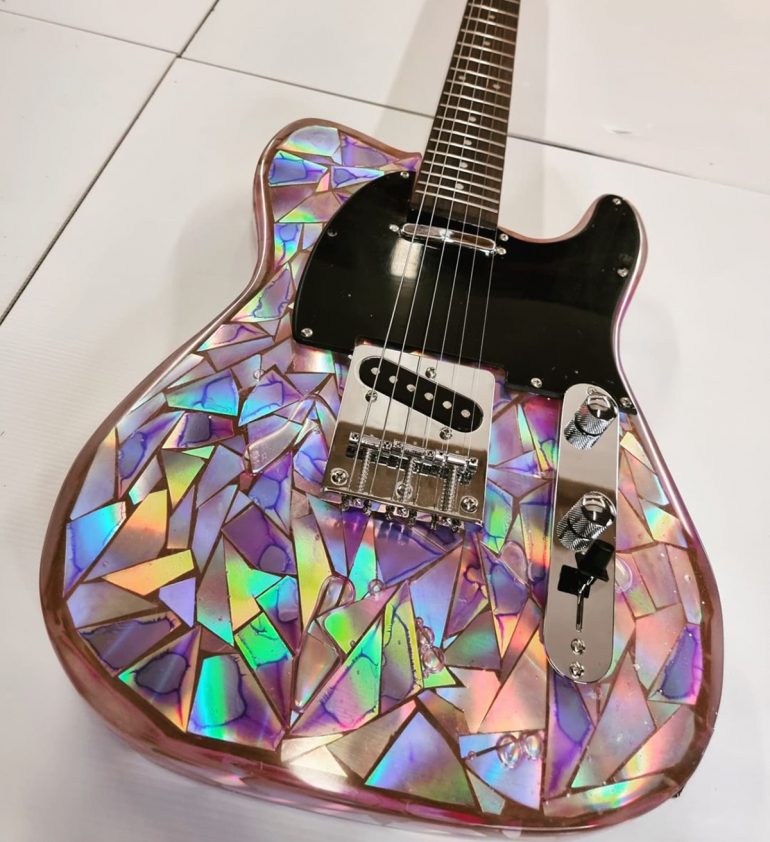 Il customise une guitare électrique en recyclant plus de 1000 CD ...