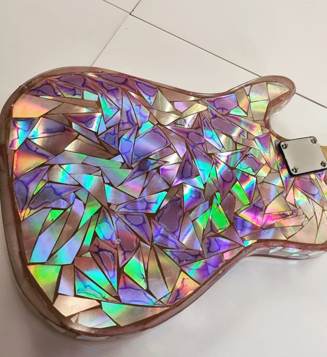 Il customise une guitare électrique en recyclant plus de 1000 CD ...