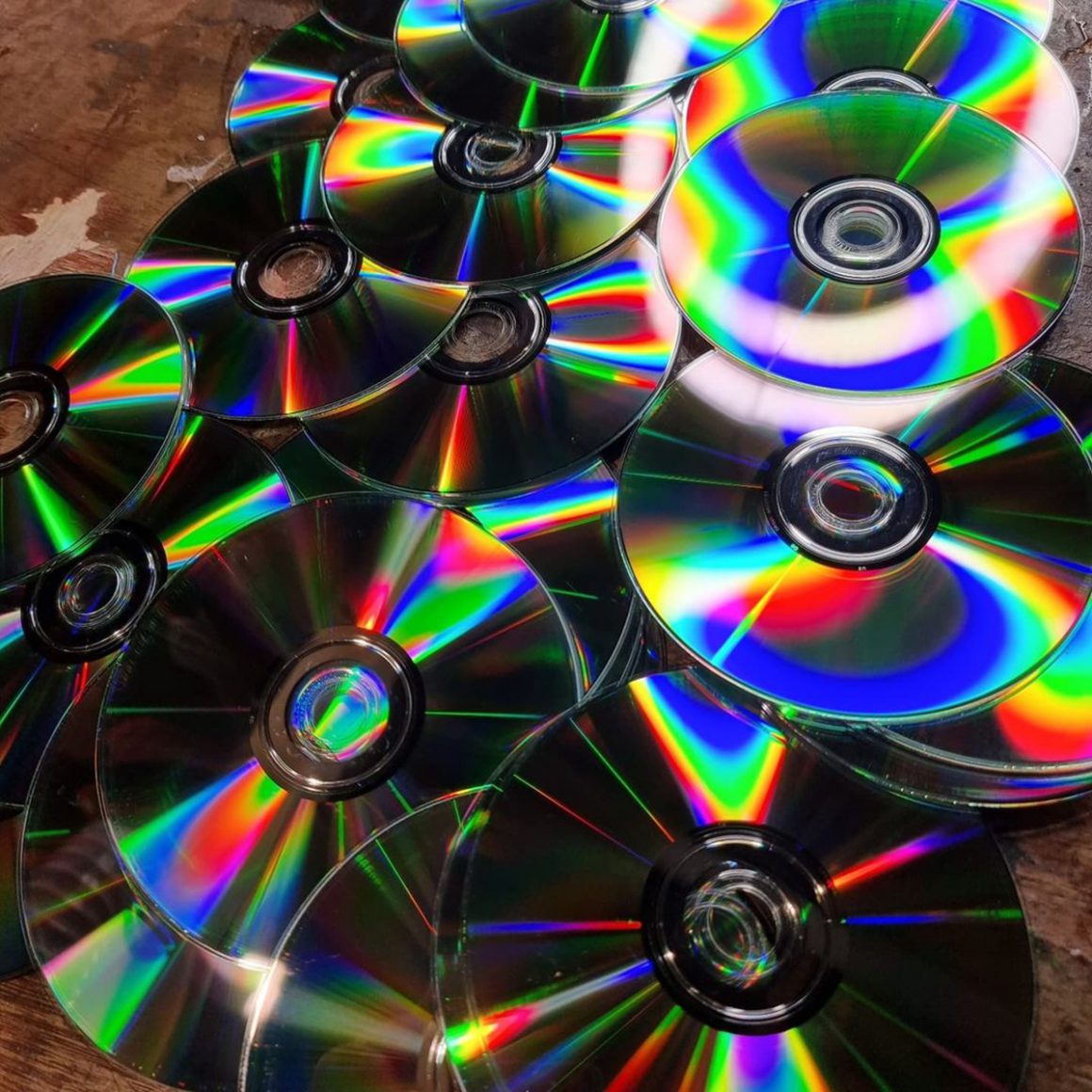 Il customise une guitare électrique en recyclant plus de 1000 CD ...