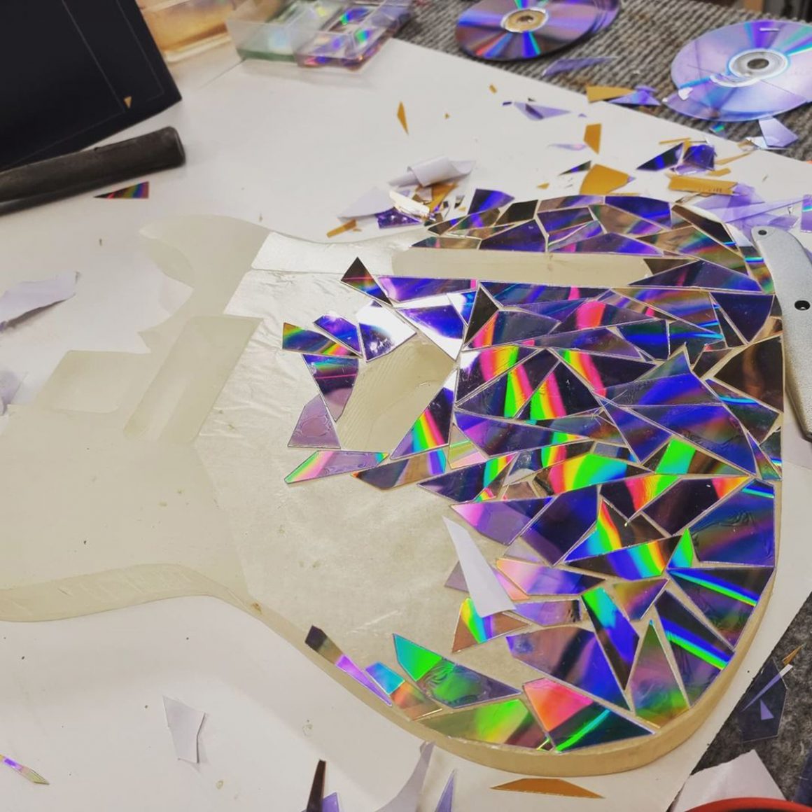 Il customise une guitare électrique en recyclant plus de 1000 CD ...